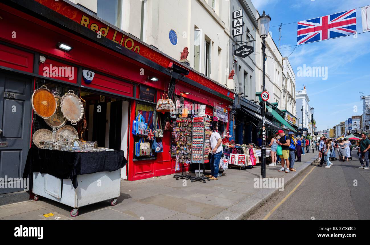 Souvenir kiosk london hi-res stock photography and images - Alamy