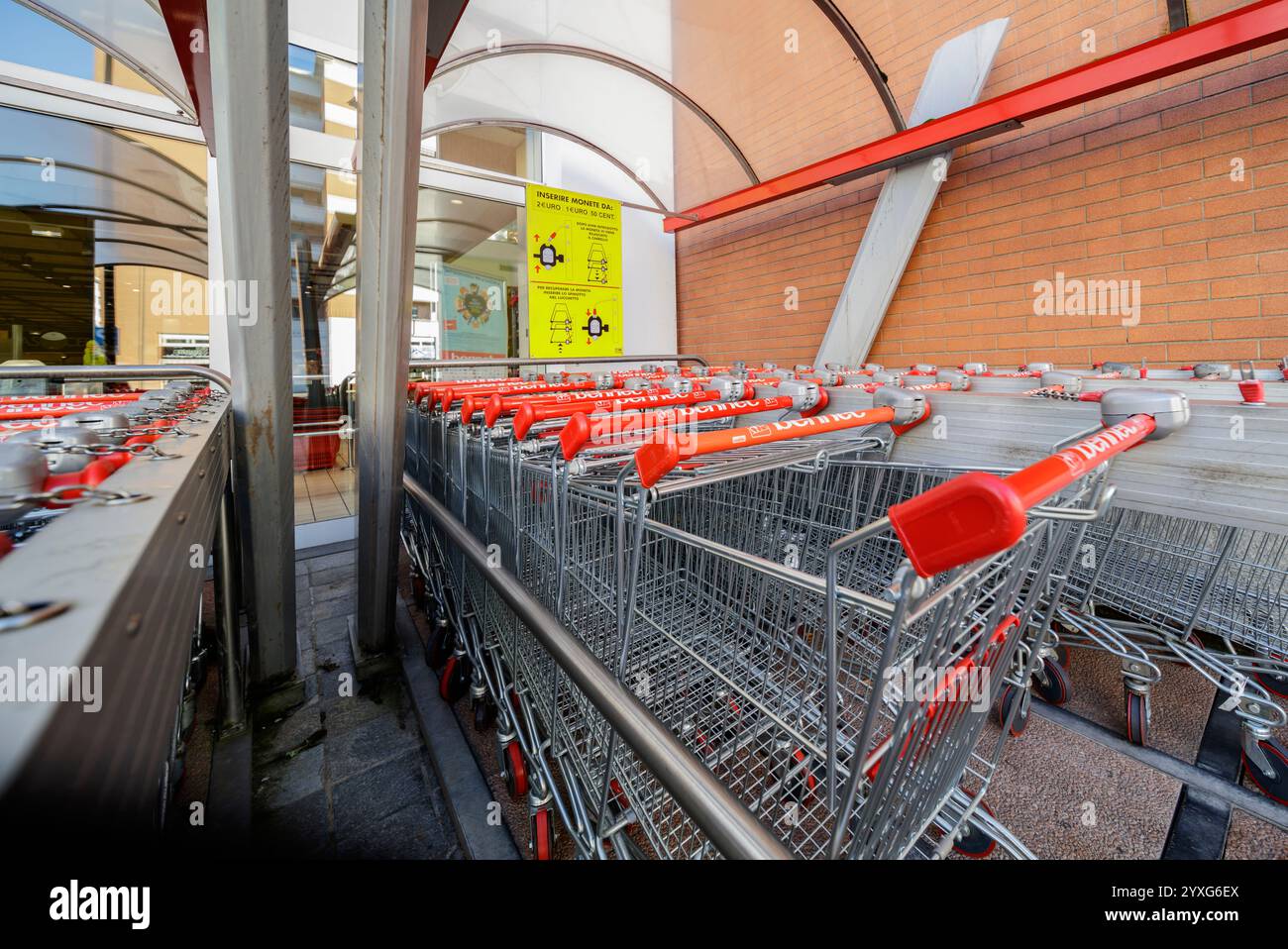 Shopping cart man woman carts hi-res stock photography and images - Alamy