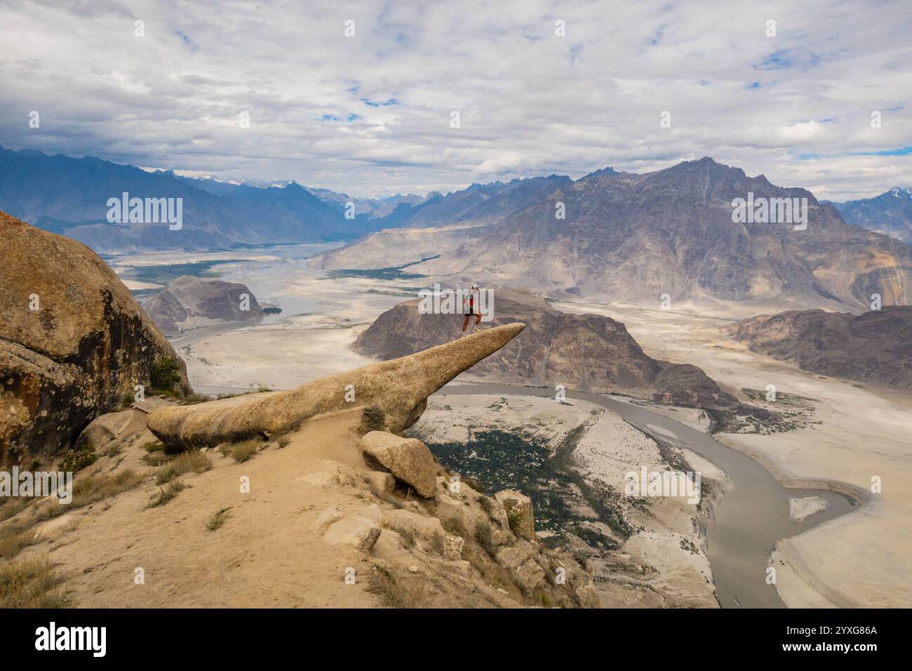 Skardu valley rockface mountain range hi-res stock photography and ...