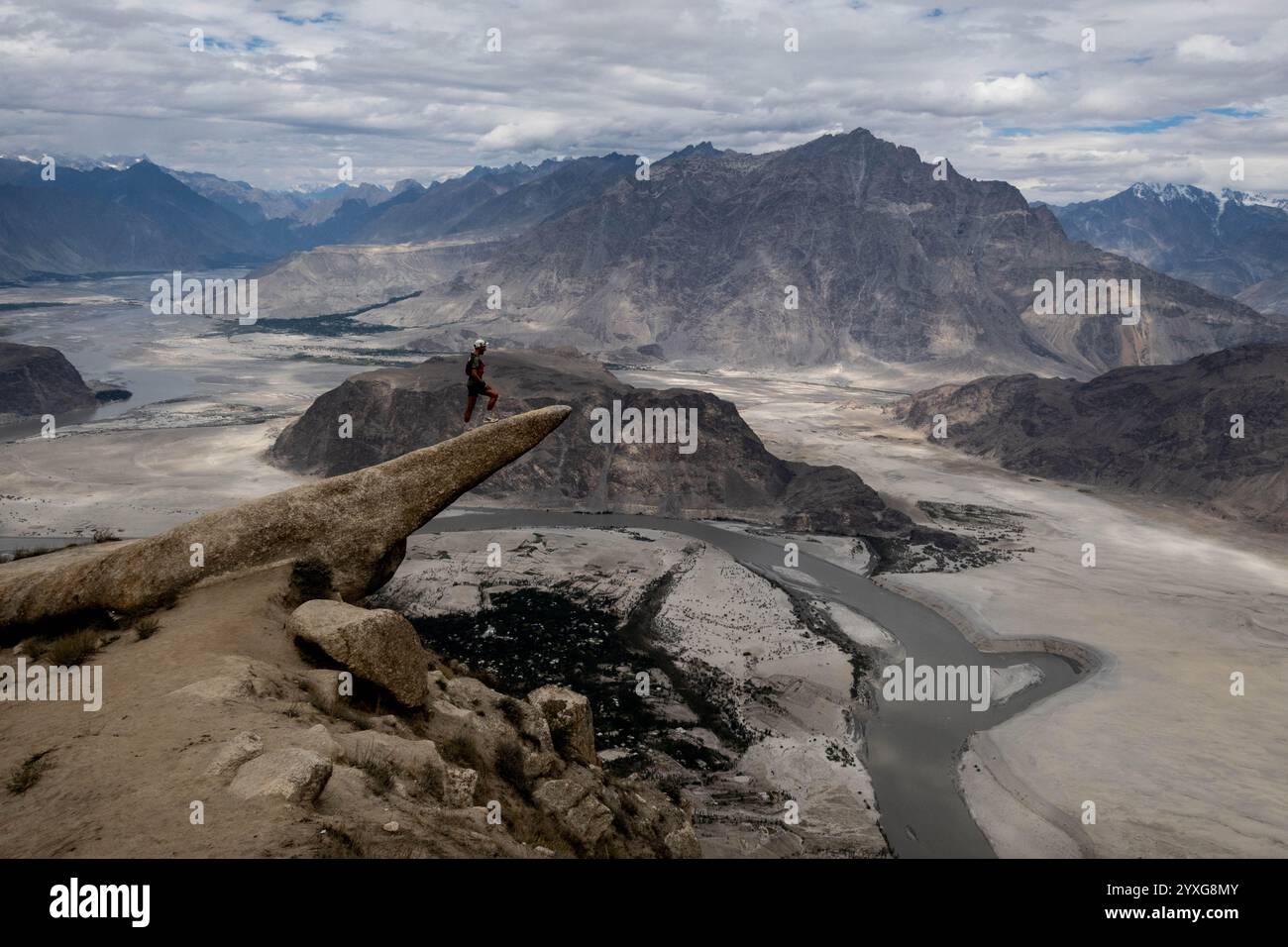 Skardu valley rockface mountain range hi-res stock photography and ...