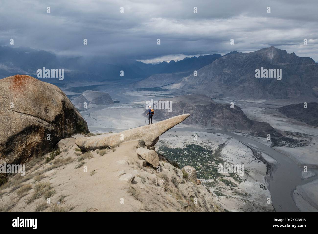 Skardu valley rockface mountain range hi-res stock photography and ...