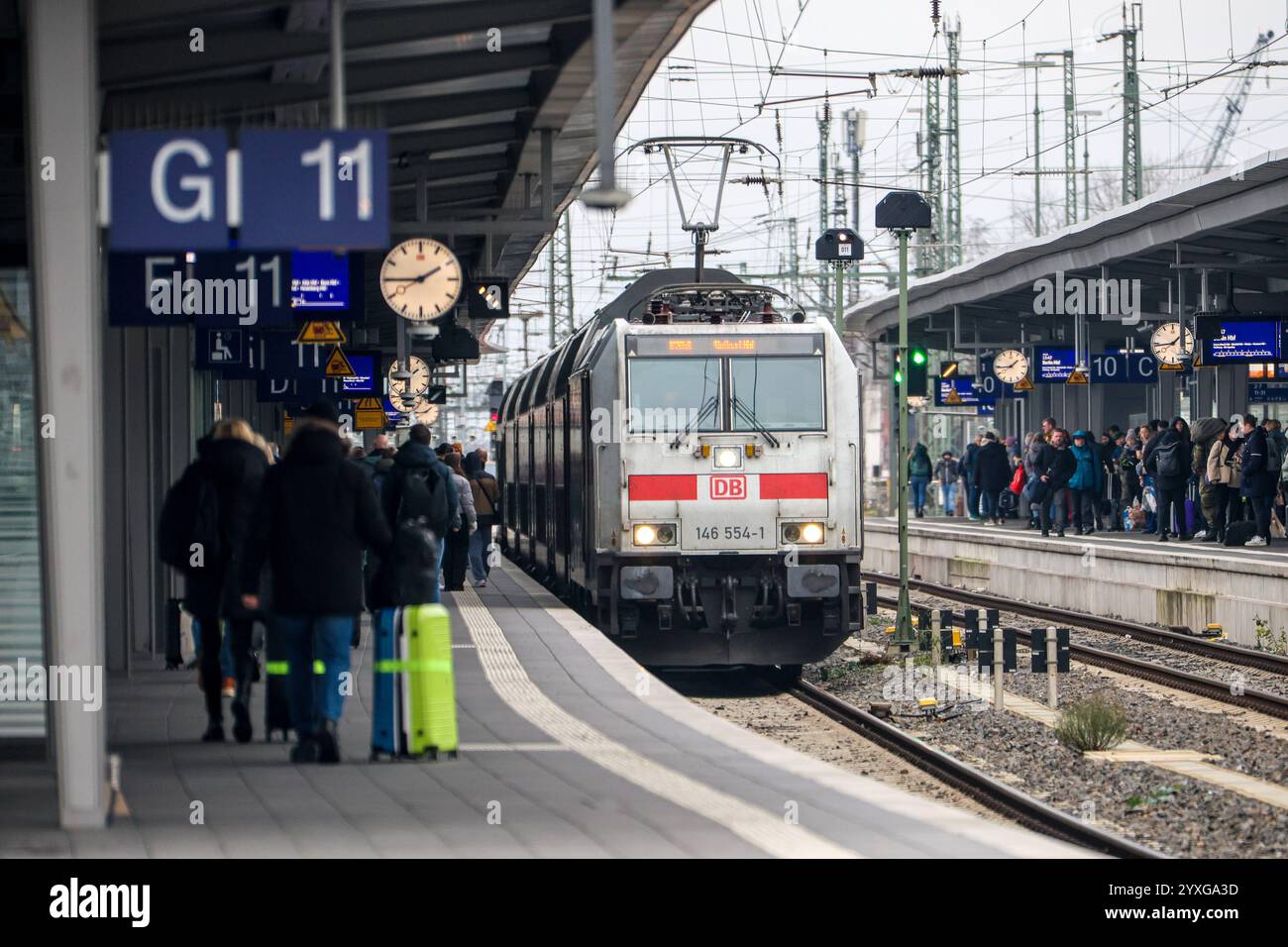 Intercity zug in der station hi-res stock photography and images - Alamy