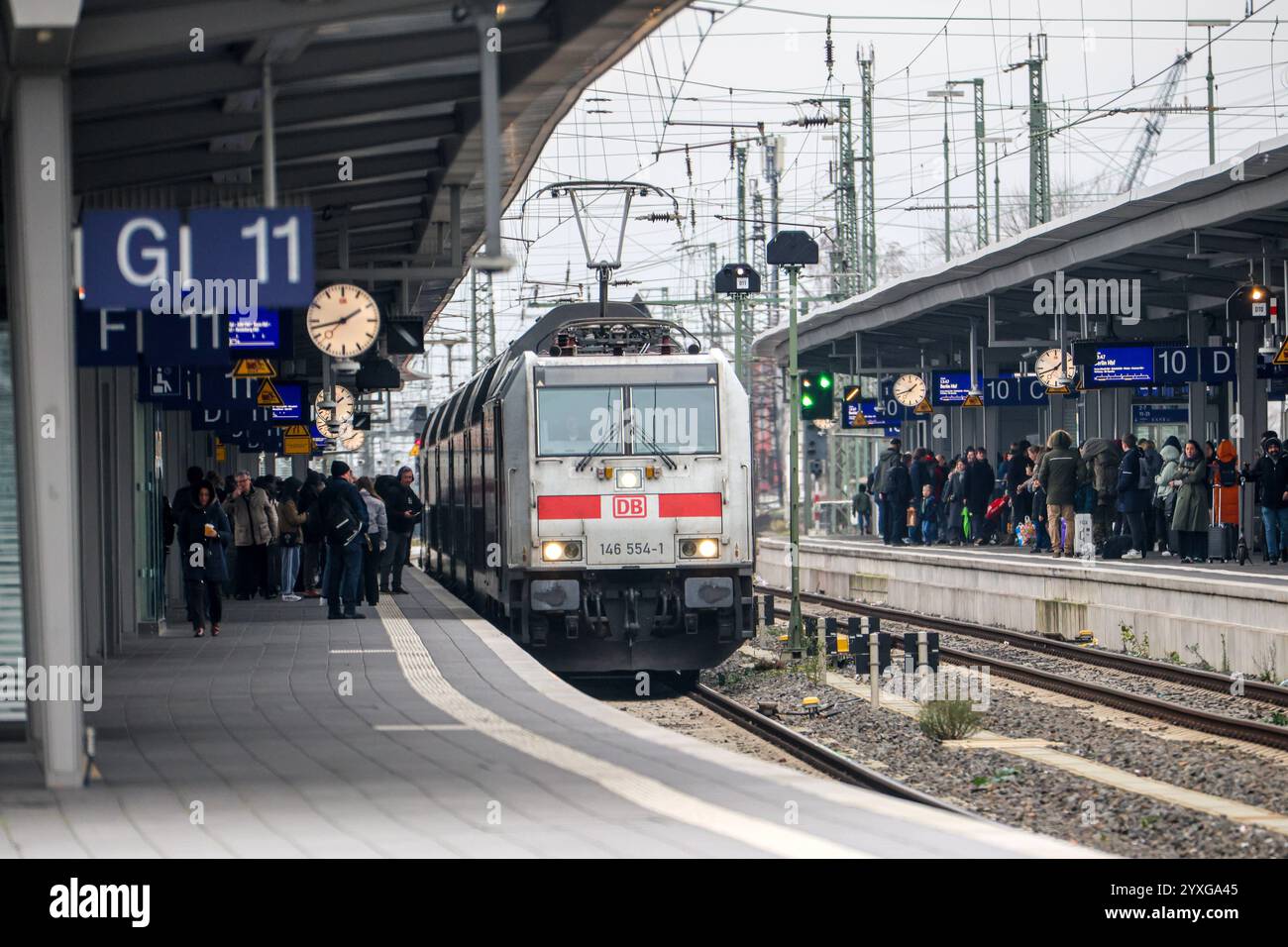 Intercity zug in der station hi-res stock photography and images - Alamy