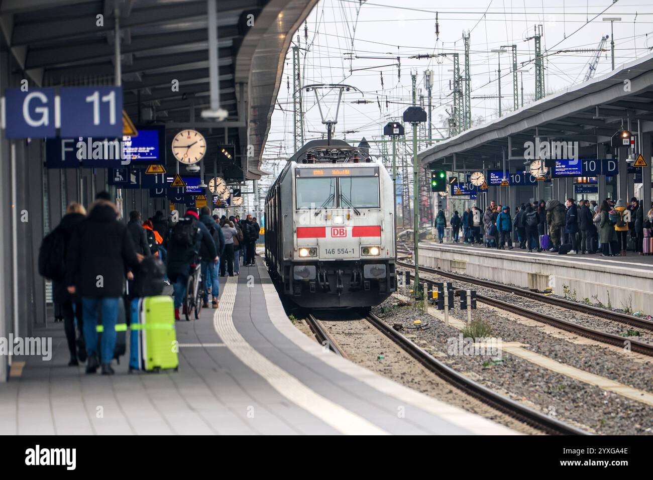 Intercity zug in der station hi-res stock photography and images - Alamy
