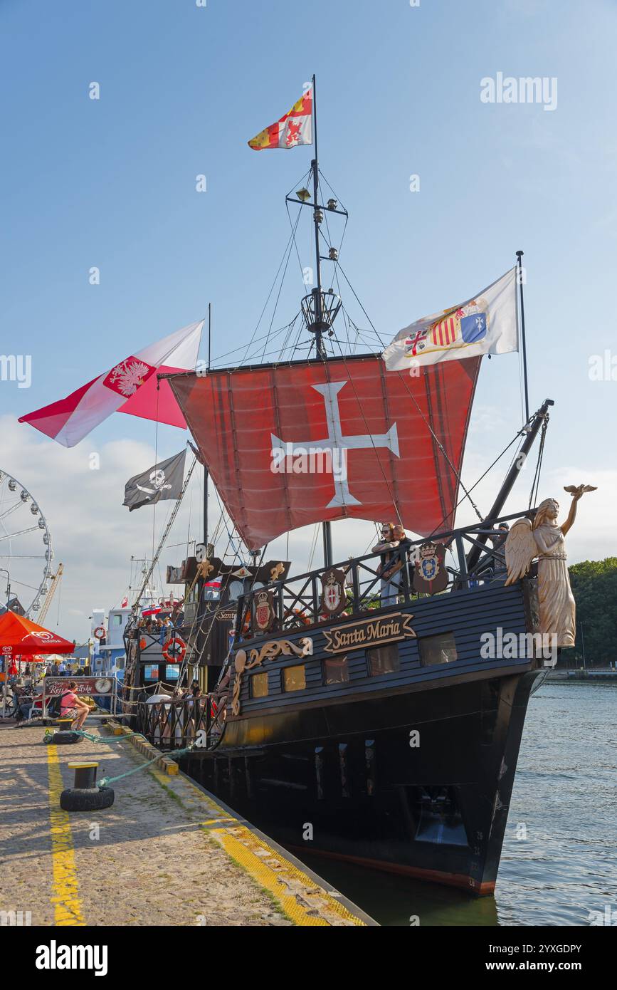 Ship black pirate sails boats hi-res stock photography and images - Alamy