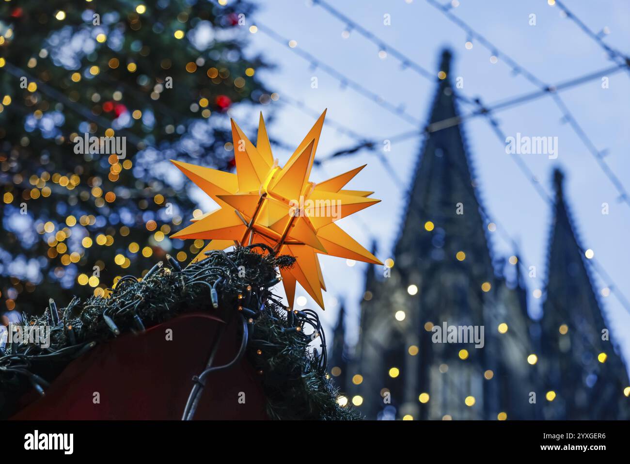 Christmas market at Cologne Cathedral, shining yellow star on a ...