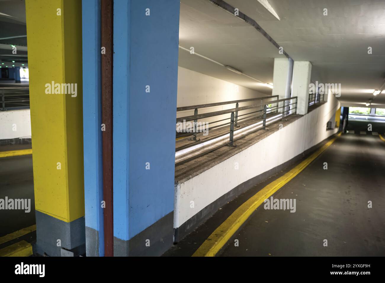 Large parking garage without cars Stock Photo - Alamy