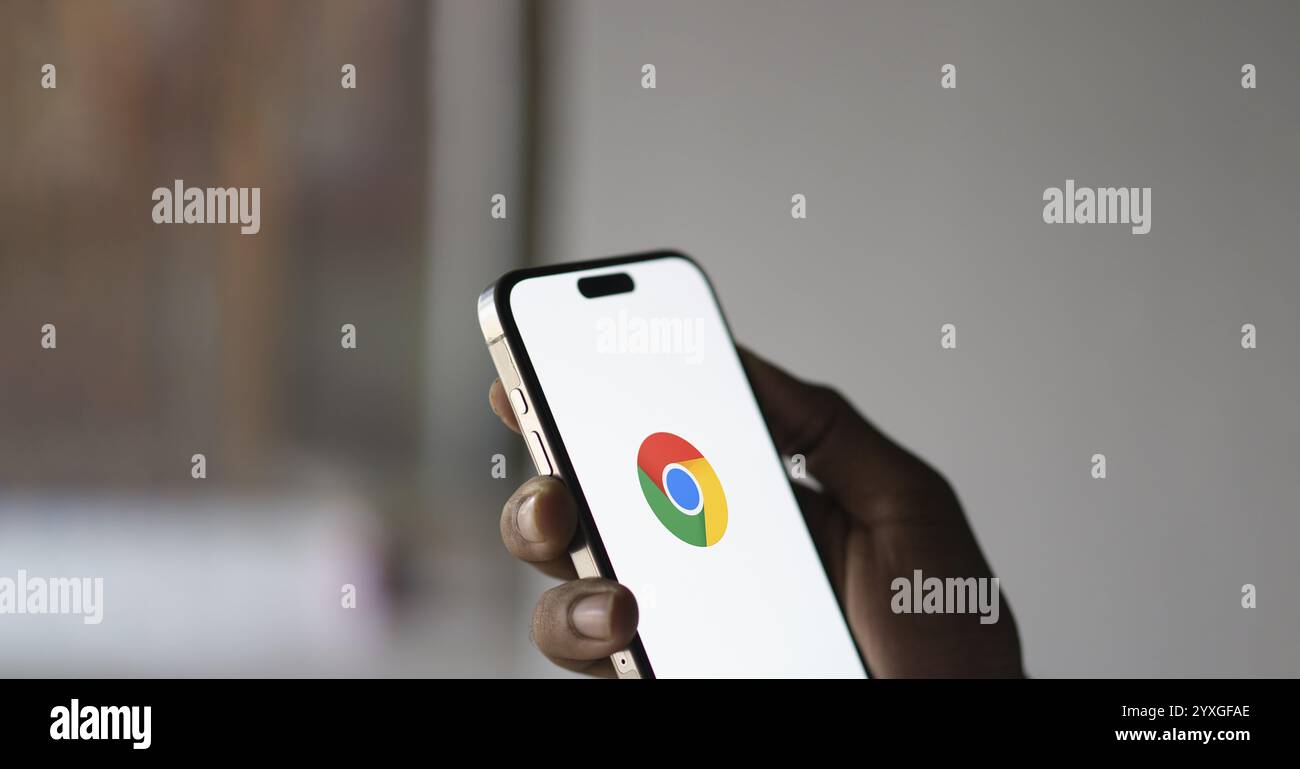 Google Chrome Logo on Smartphone Stock Photo - Alamy