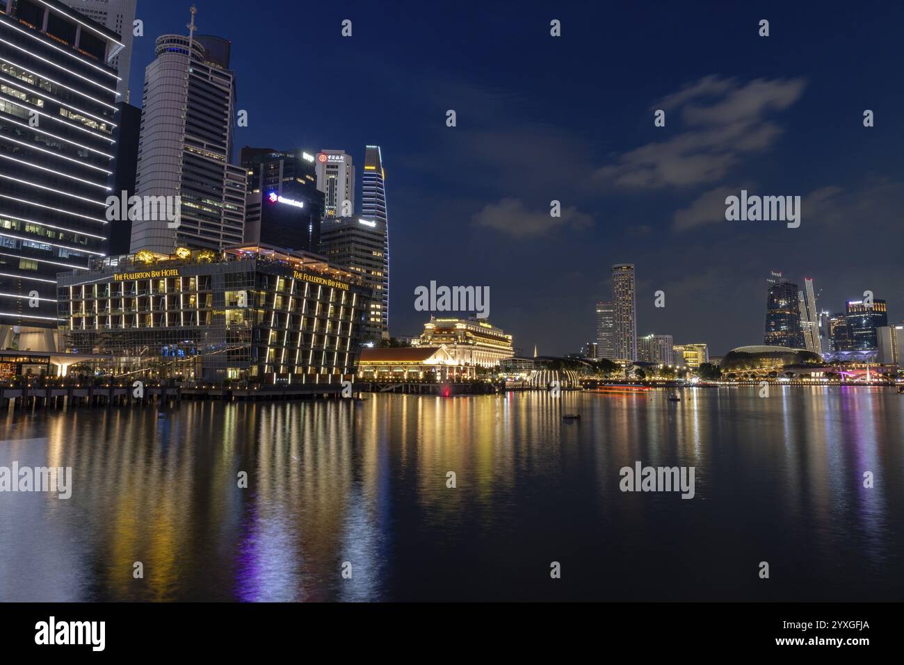 Skyline, Fullerton Bay Hotel and Fullerton Hotel, Esplaade Theatre at ...