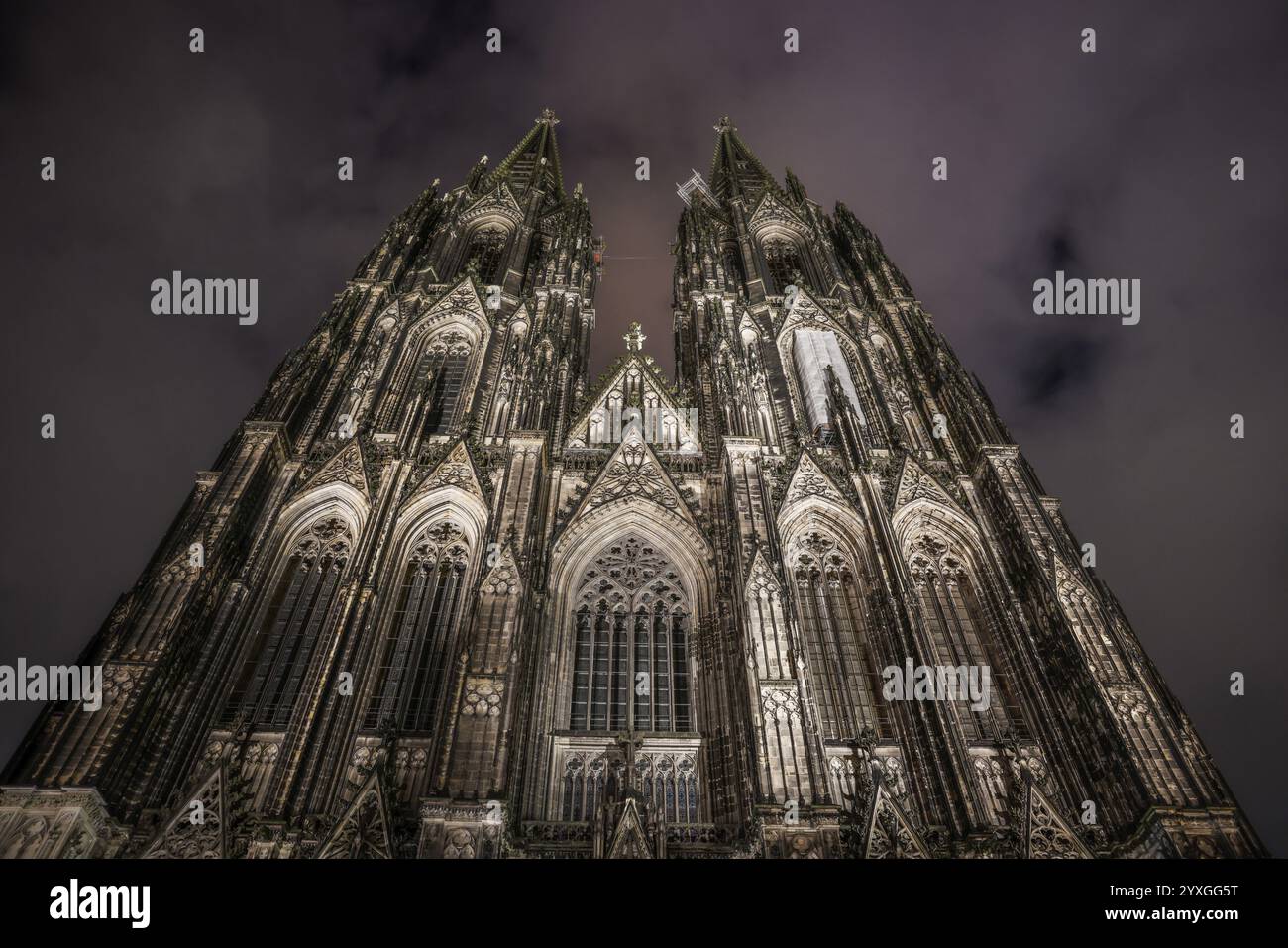 Cologne Cathedral, an impressive Gothic cathedral, illuminated at night ...
