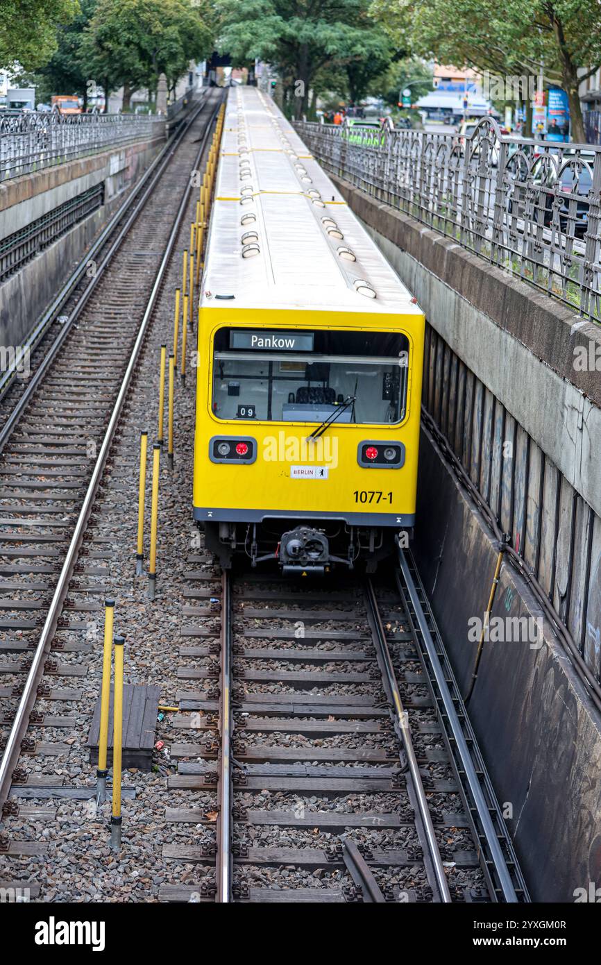 U-Bahn Zug der BVG im Bereich des Bahnhof Nollendorfplatz. Zug der U2 mit Ziel Pankow. DEU ...
