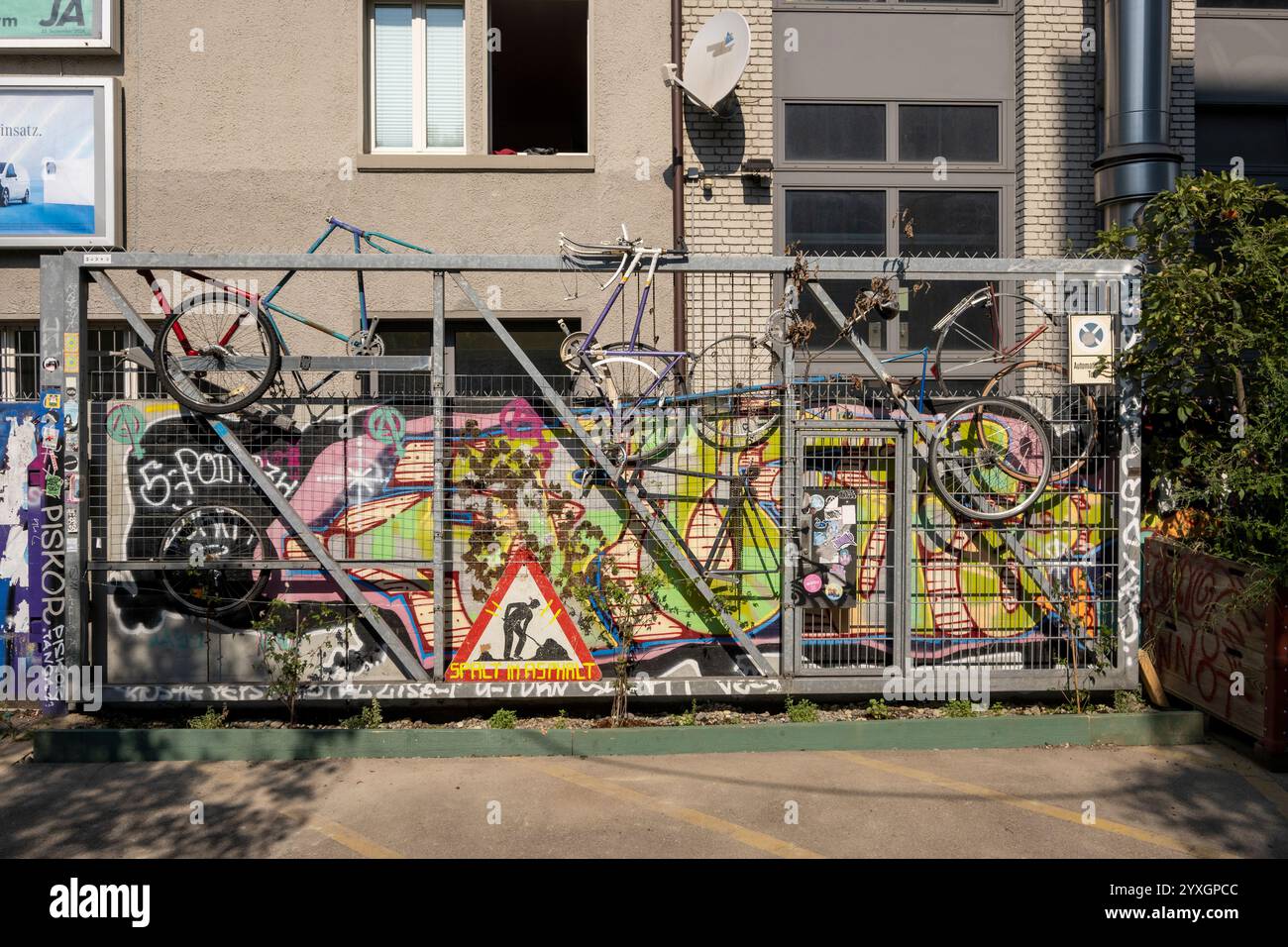 Bicycle frames hi-res stock photography and images - Alamy