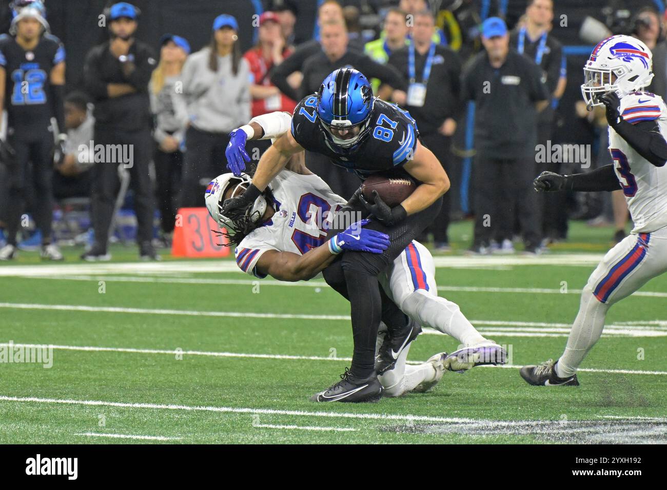 DETROIT, MI - DECEMBER 15: Detroit Lions TE Sam LaPorta (87) fights ...