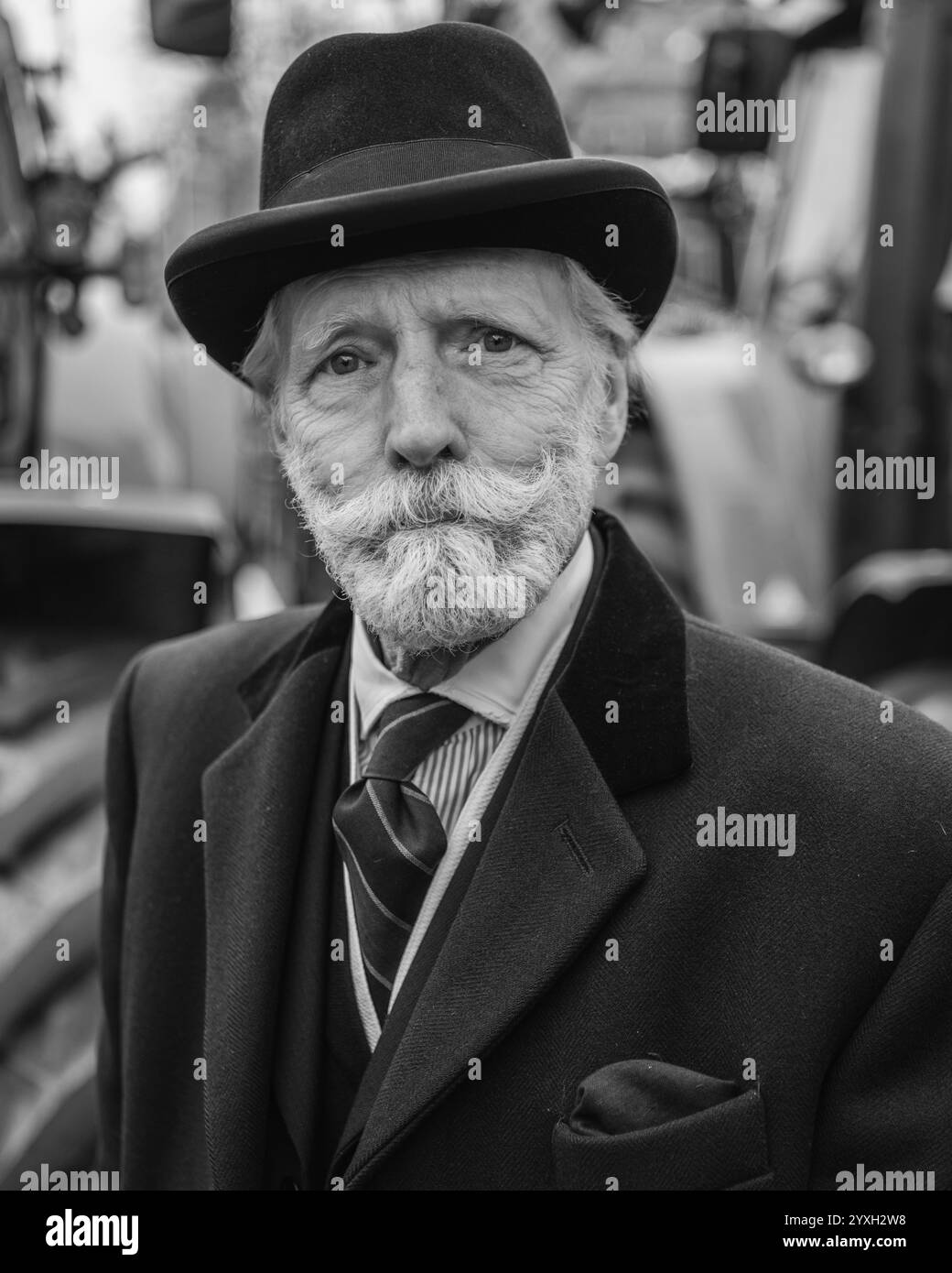 Mature businessman stylish outfit hi-res stock photography and images ...