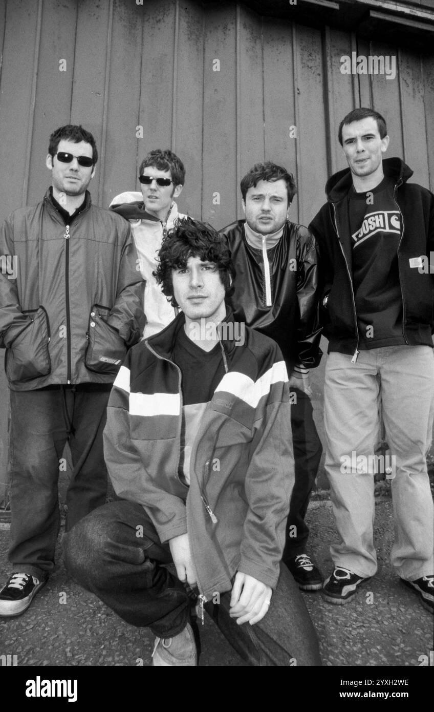 SUPER FURRY ANIMALS, YOUNG, GRUFF RHYS CENTRE, FULL GROUP PORTRAIT ...