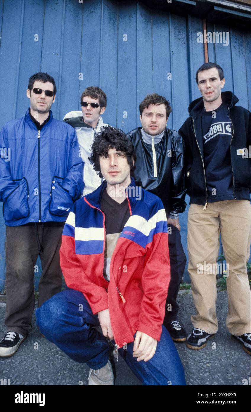 SUPER FURRY ANIMALS, YOUNG, GRUFF RHYS CENTRE, FULL GROUP PORTRAIT ...