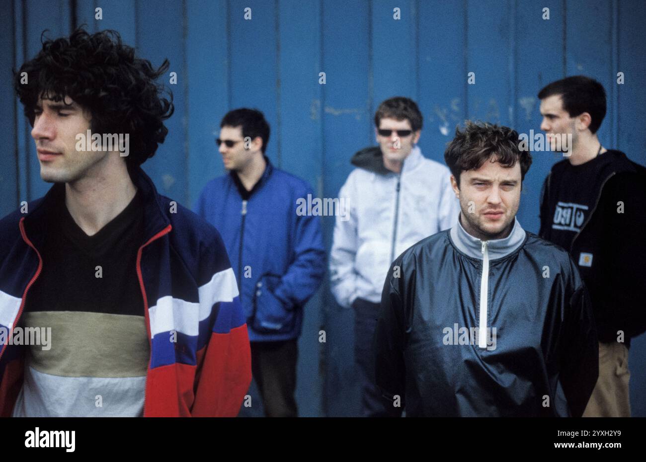 SUPER FURRY ANIMALS, DAFYDD IEUAN DRUMS IN FOCUS, FULL GROUP PORTRAIT ...