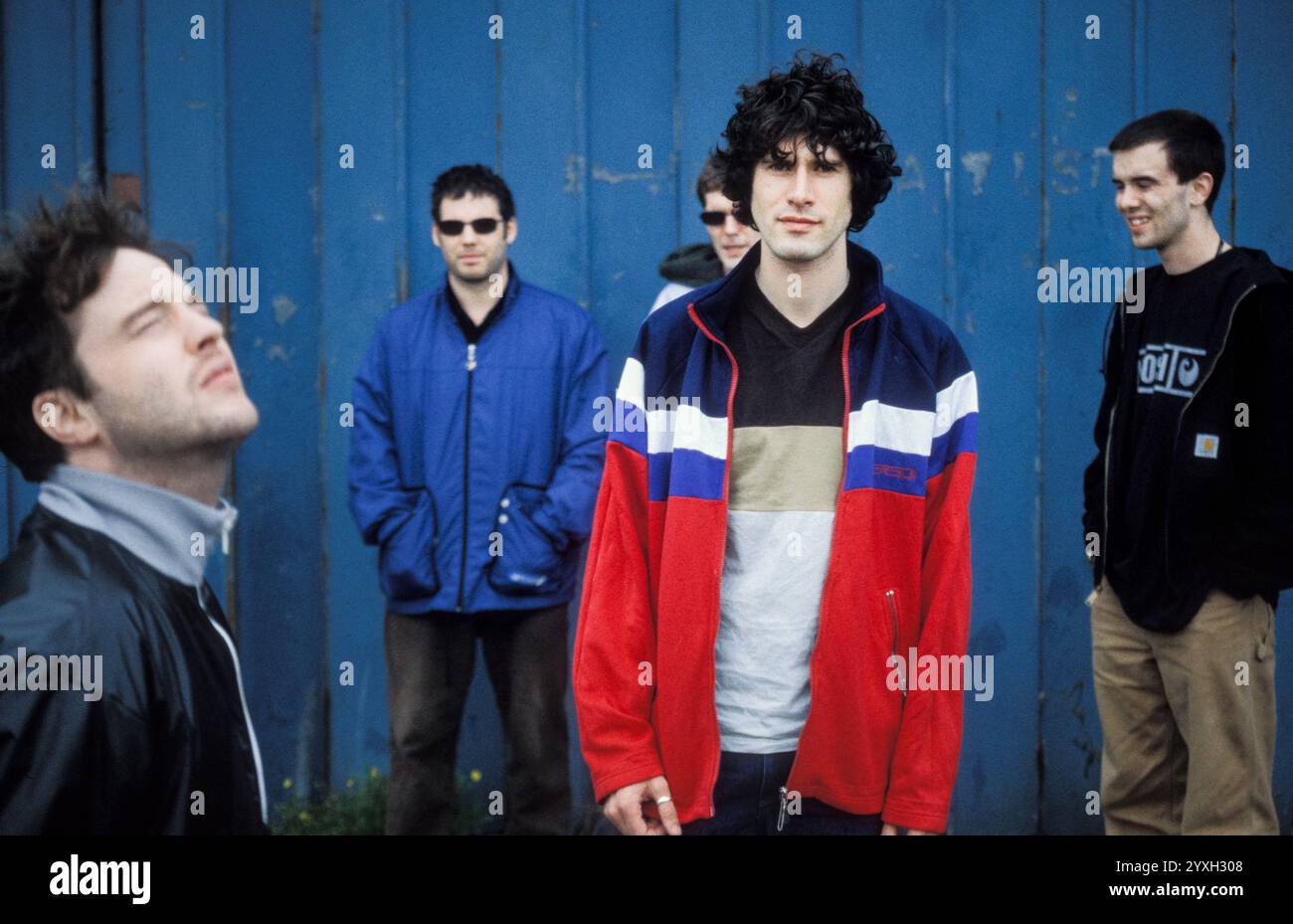 SUPER FURRY ANIMALS, YOUNG, GRUFF RHYS CENTRE, FULL GROUP PORTRAIT ...
