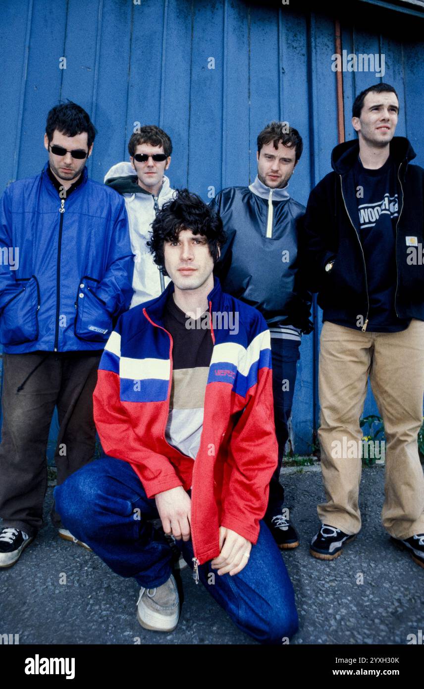 SUPER FURRY ANIMALS, YOUNG, GRUFF RHYS CENTRE, FULL GROUP PORTRAIT ...