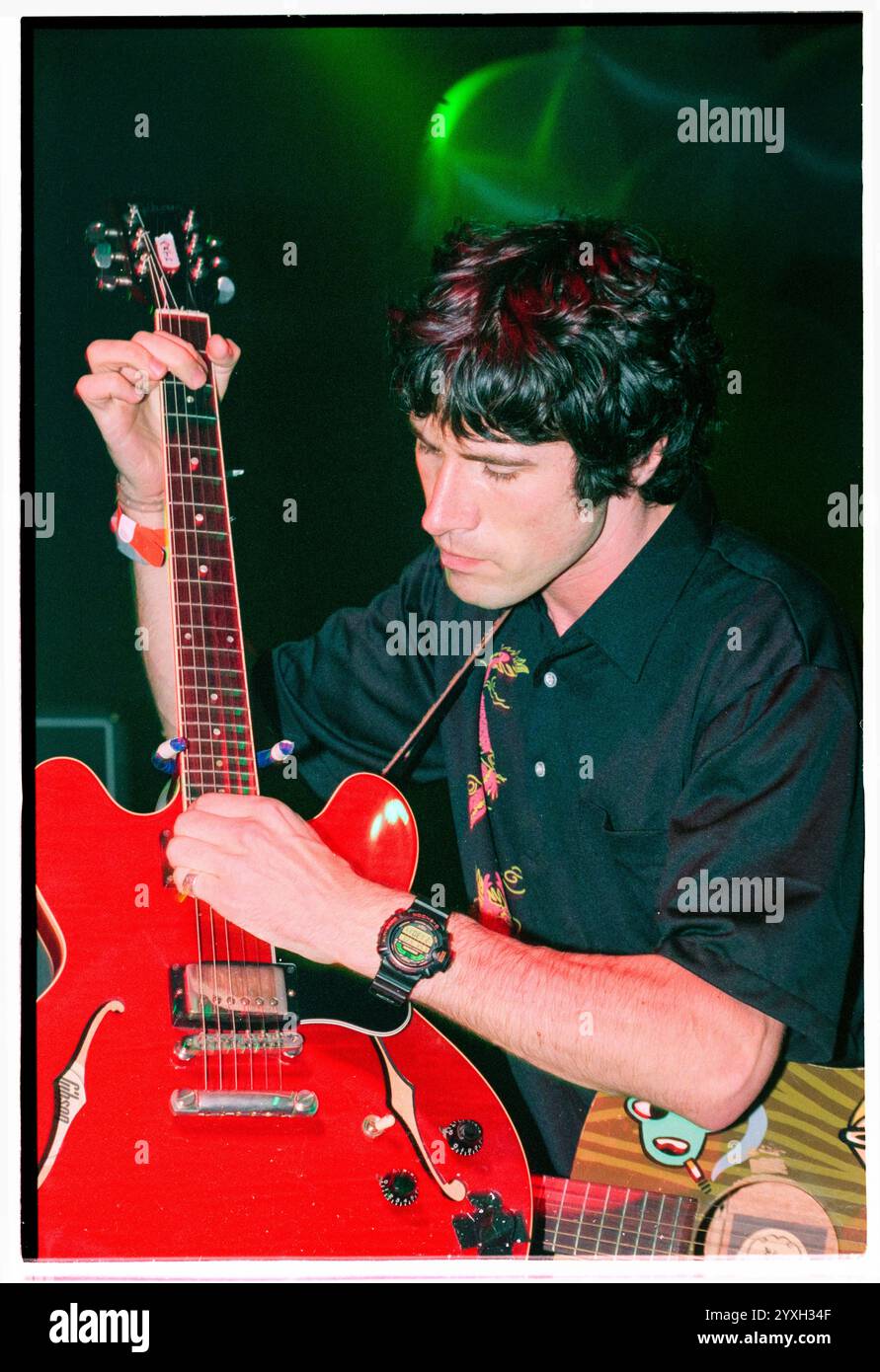 SUPER FURRY ANIMALS, GRUFF RHYS, TWO GUITARS, CONCERT, 1998: Gruff Rhys ...