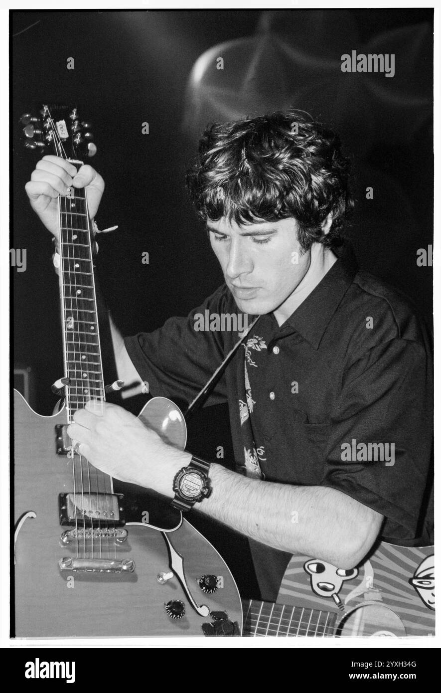 SUPER FURRY ANIMALS, GRUFF RHYS, TWO GUITARS, CONCERT, 1998: Gruff Rhys ...