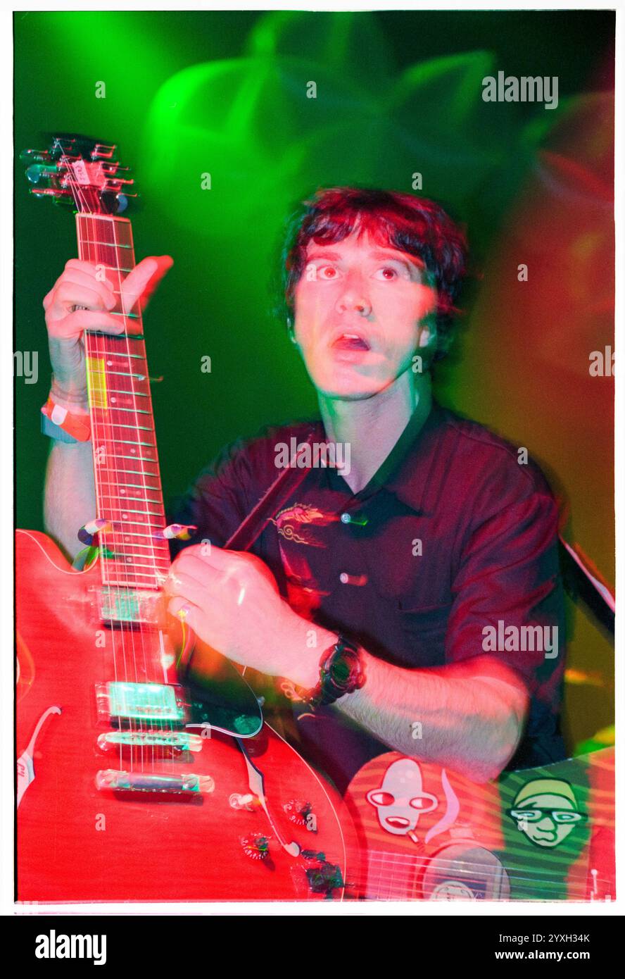 SUPER FURRY ANIMALS, GRUFF RHYS, TWO GUITARS, CONCERT, 1998: Gruff Rhys ...