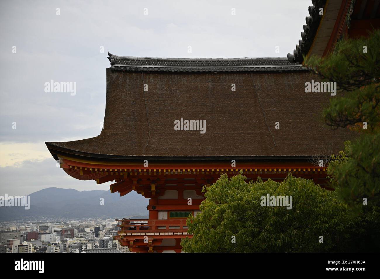 Scenic rooftop view of the Niōmon gate at Kiyomizu0dera Buddhist temple ...