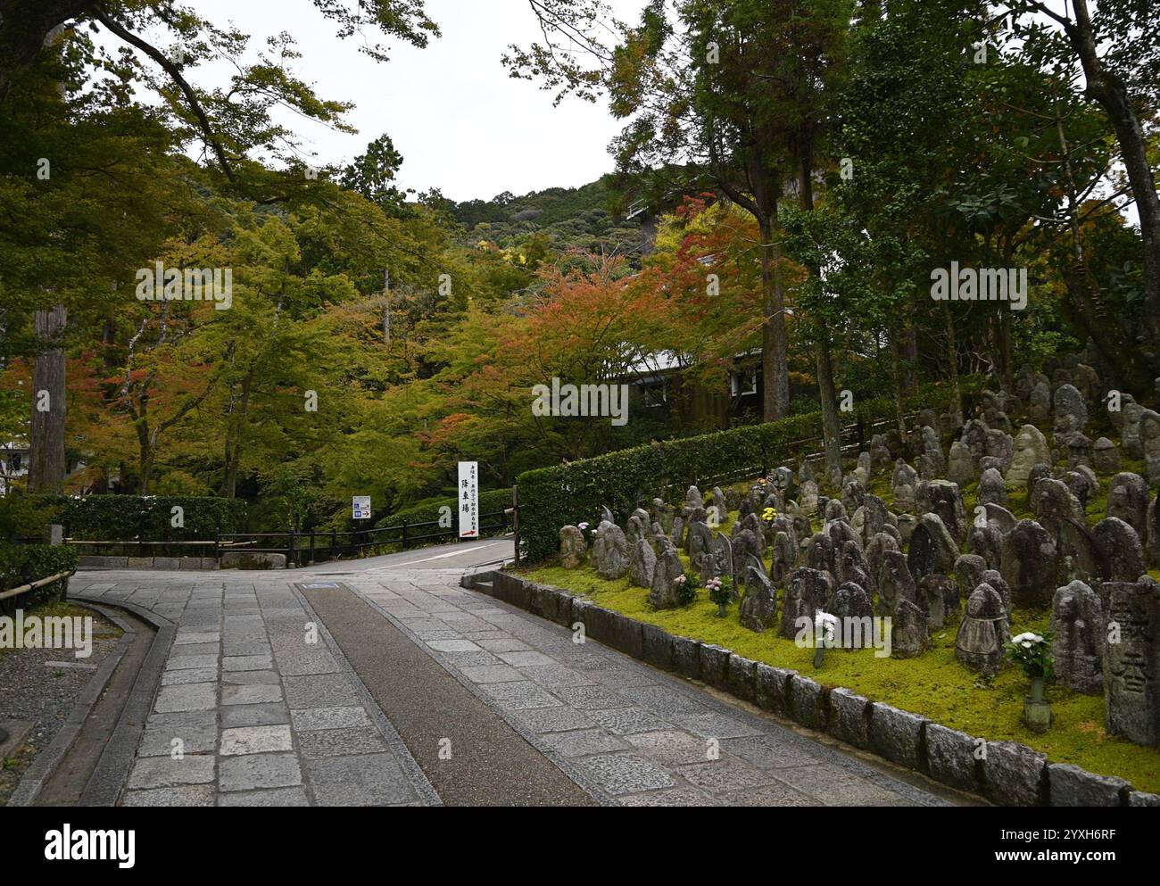 Walking pathway on the grounds of Kiyomizu-dera Buddhist temple in ...