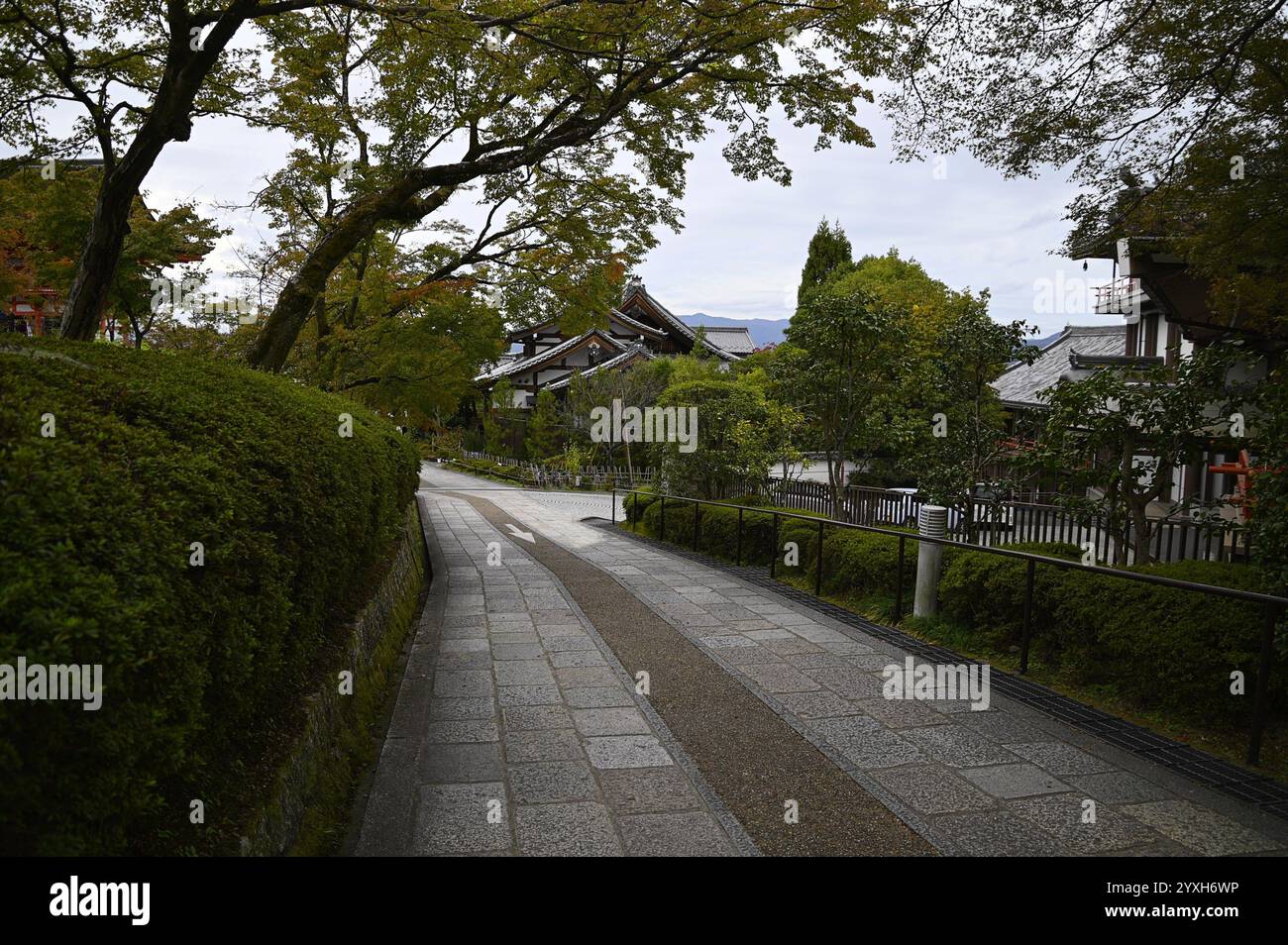 Walking pathway on the grounds of Kiyomizu-dera Buddhist Temple in ...