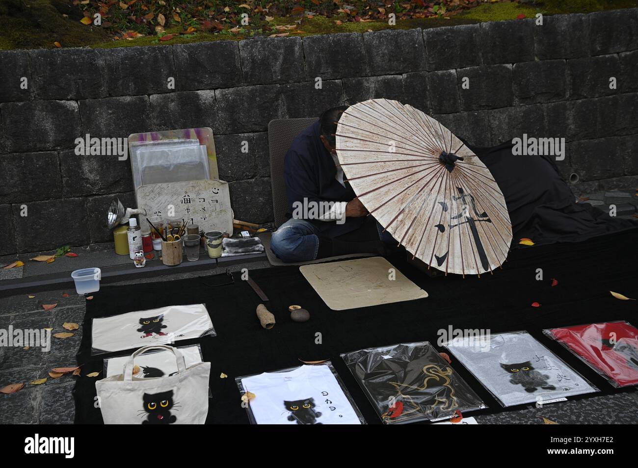 Street painting artist on the exterior of Kōdai-ji Buddhist Temple in ...