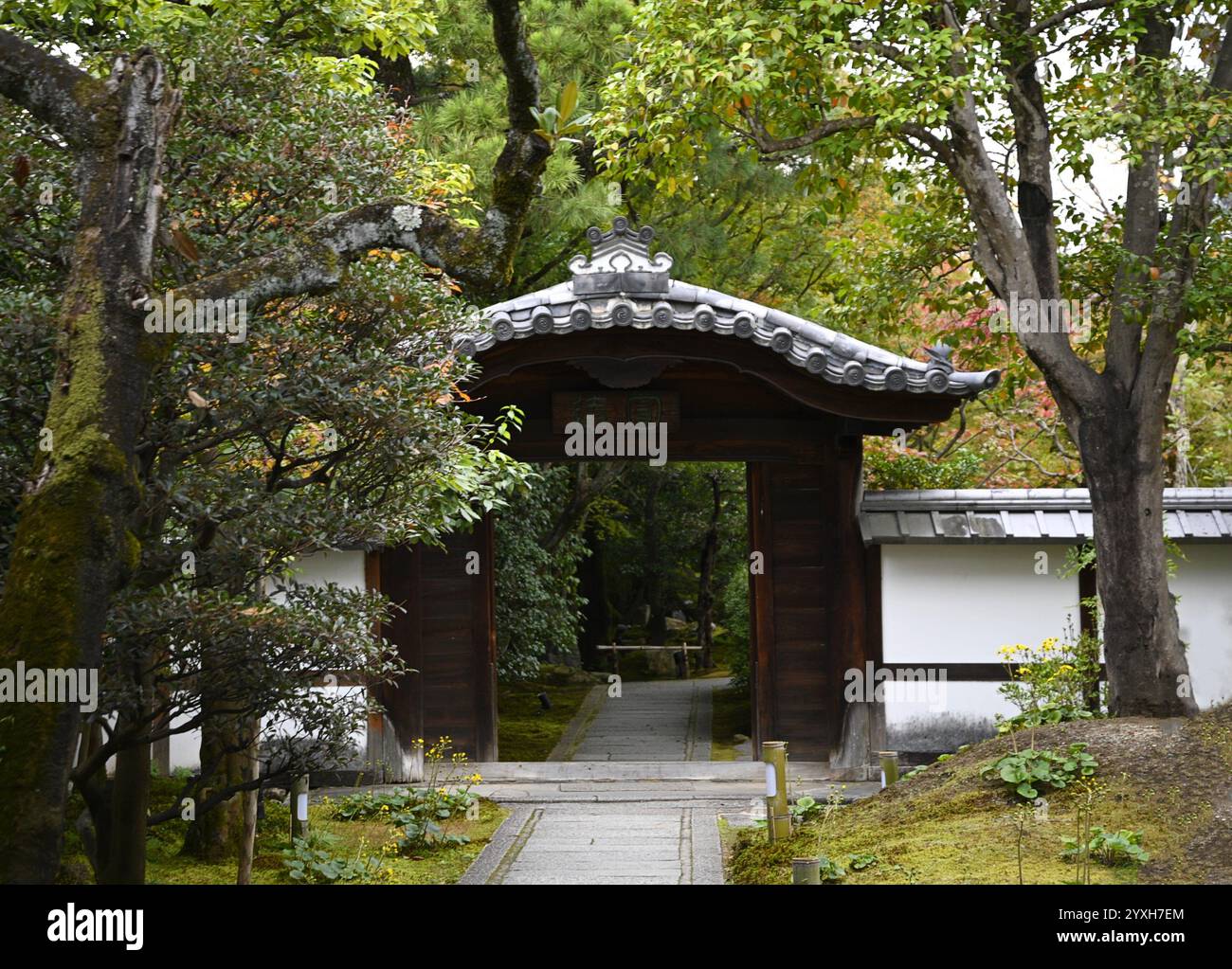 Entrance gate to the gardens of Kōdai-ji Buddhist Temple in Higashiyama ...