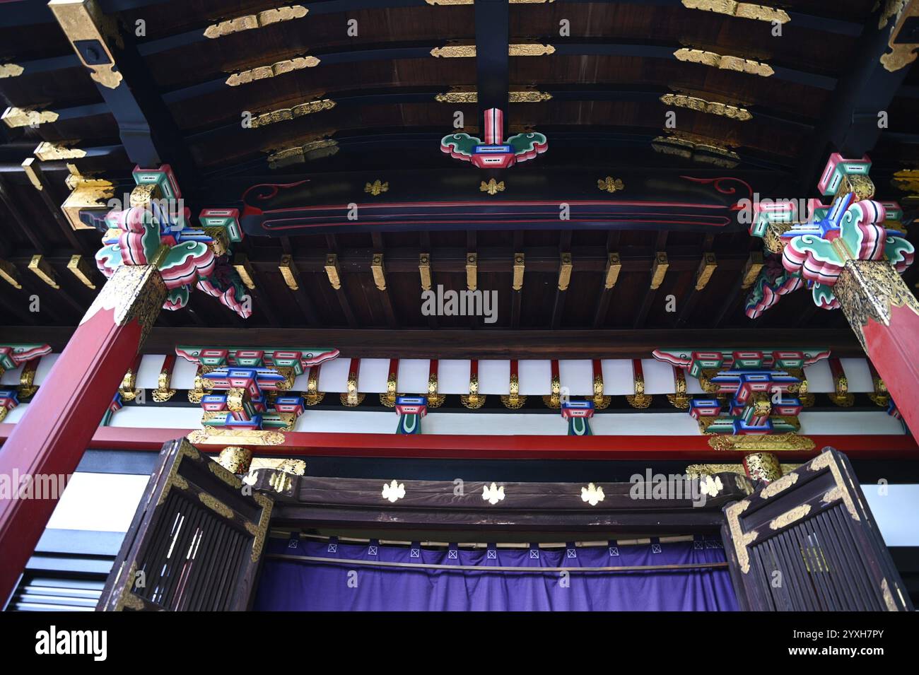 Colorful Japanese Sashimono ceiling and rooftop woodwork at Kōdai-ji ...