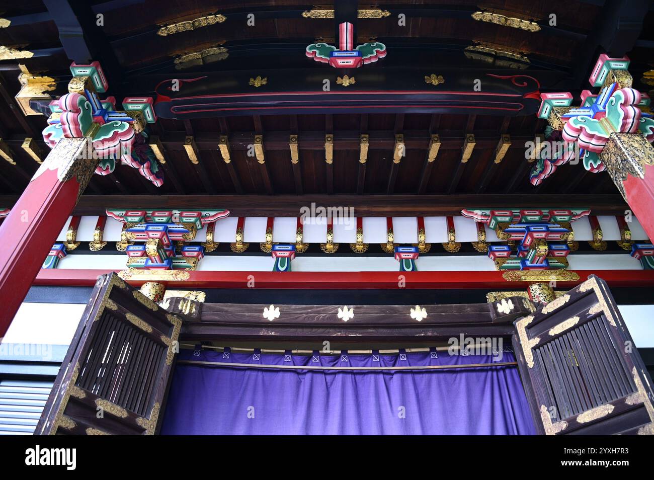 Colorful Japanese Sashimono ceiling and rooftop woodwork at Kōdai-ji ...