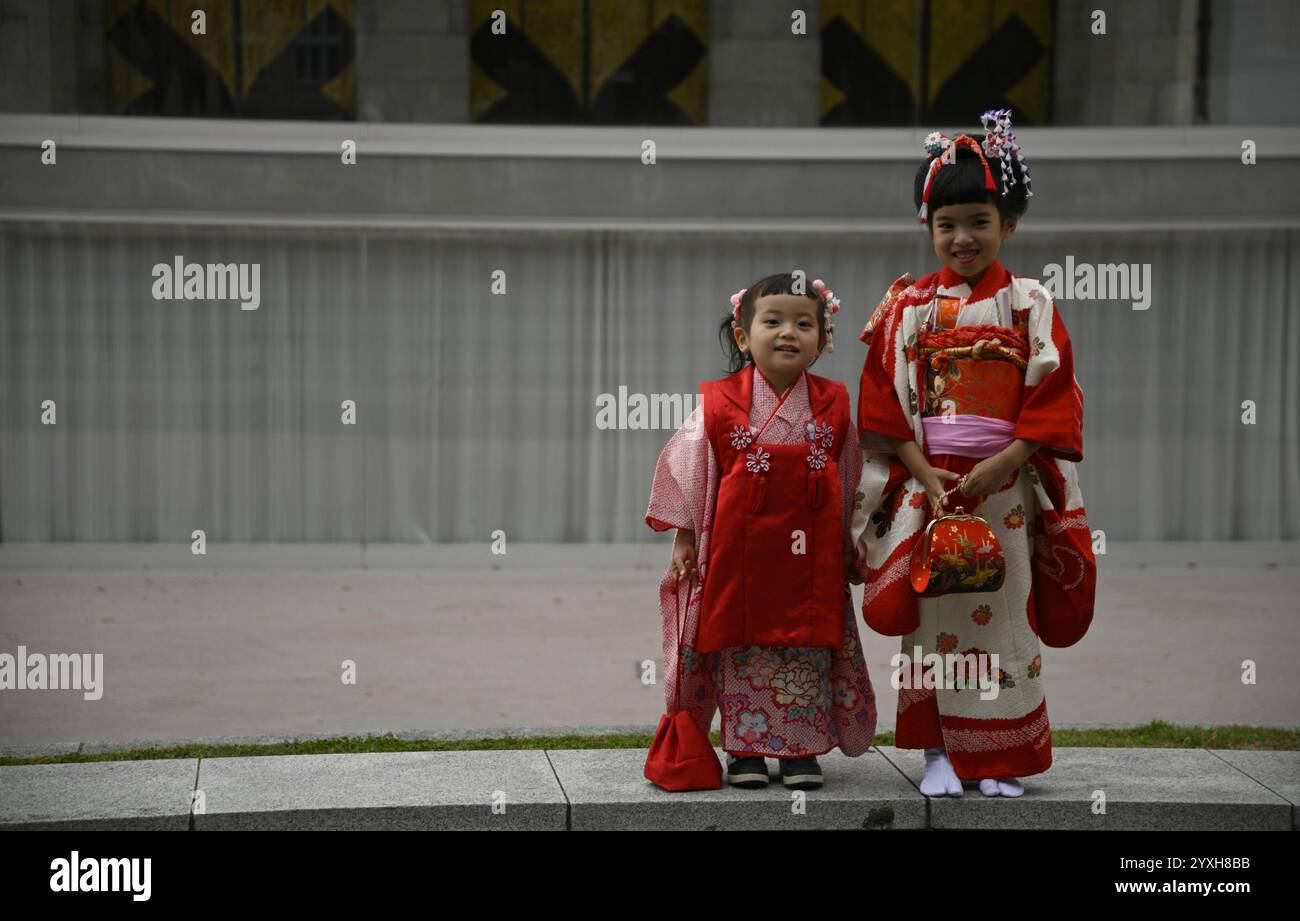 Little Japanese girls with Geisha costumes on the exterior of The Kyoto ...