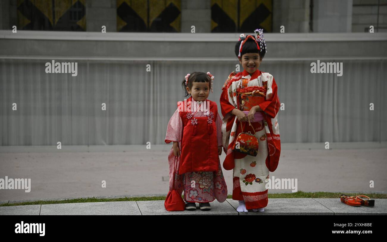 Little Japanese girls with Geisha costumes on the exterior of The Kyoto ...