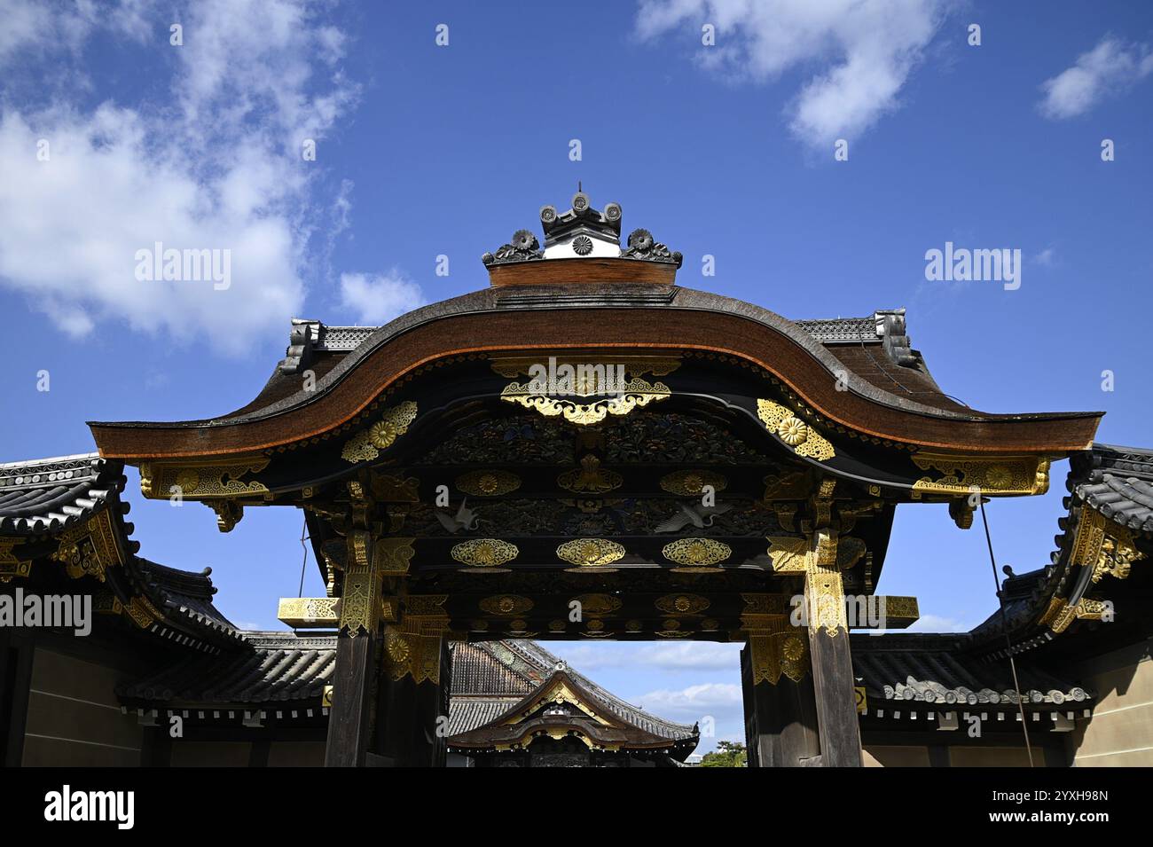 Scenic view of the Kara-mon or Kara-kado main gate at Ninomaru Palace ...