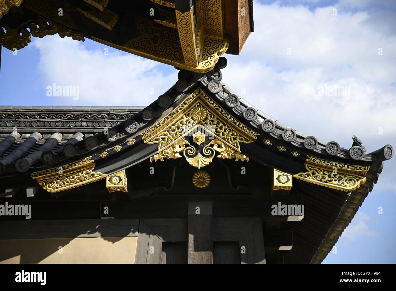 Scenic view of the Kara-mon or Kara-kado main gate at Ninomaru Palace ...