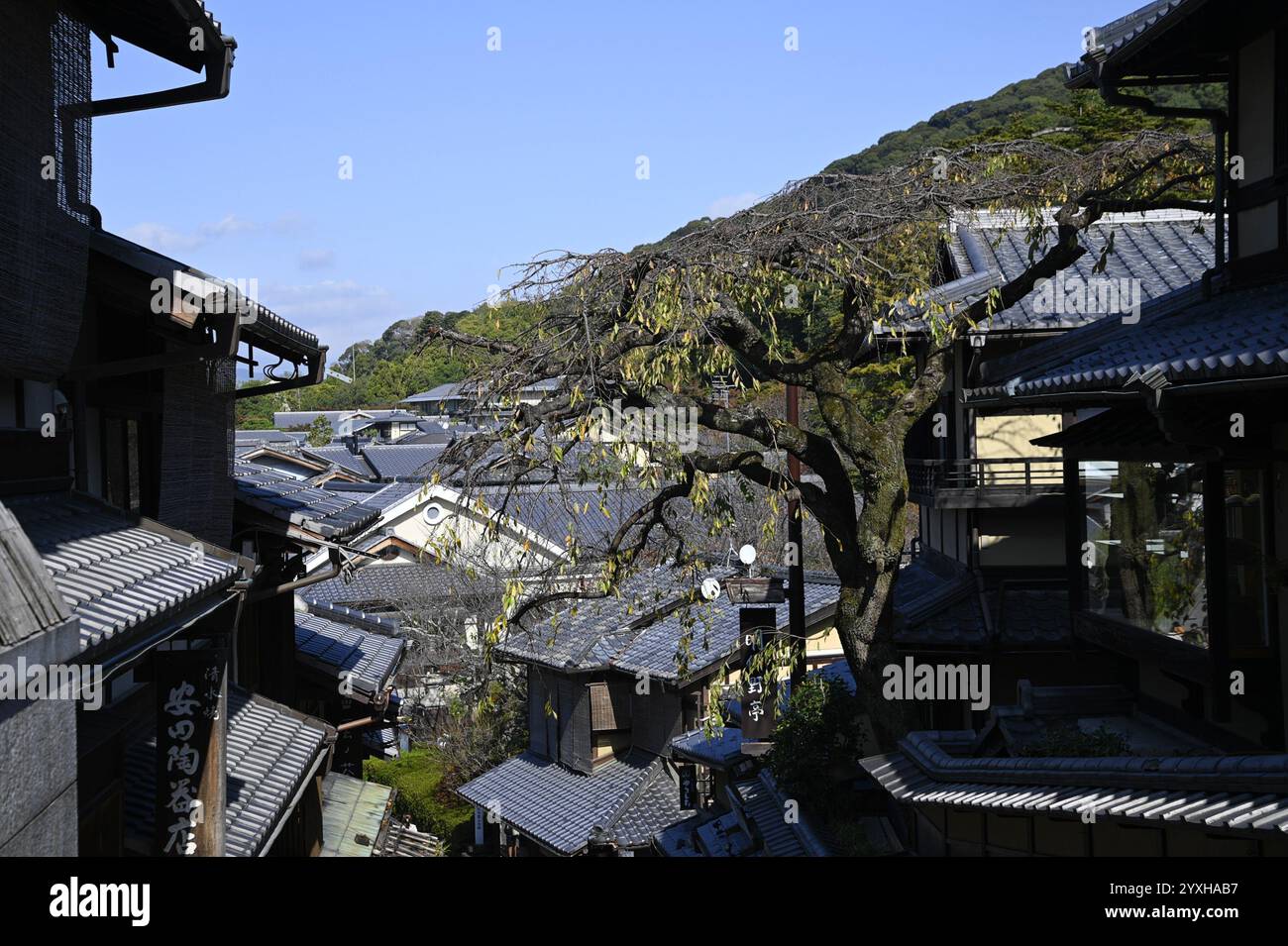 Edo period buildings on Ninen-zaka the ancient stone paved pedestrian ...