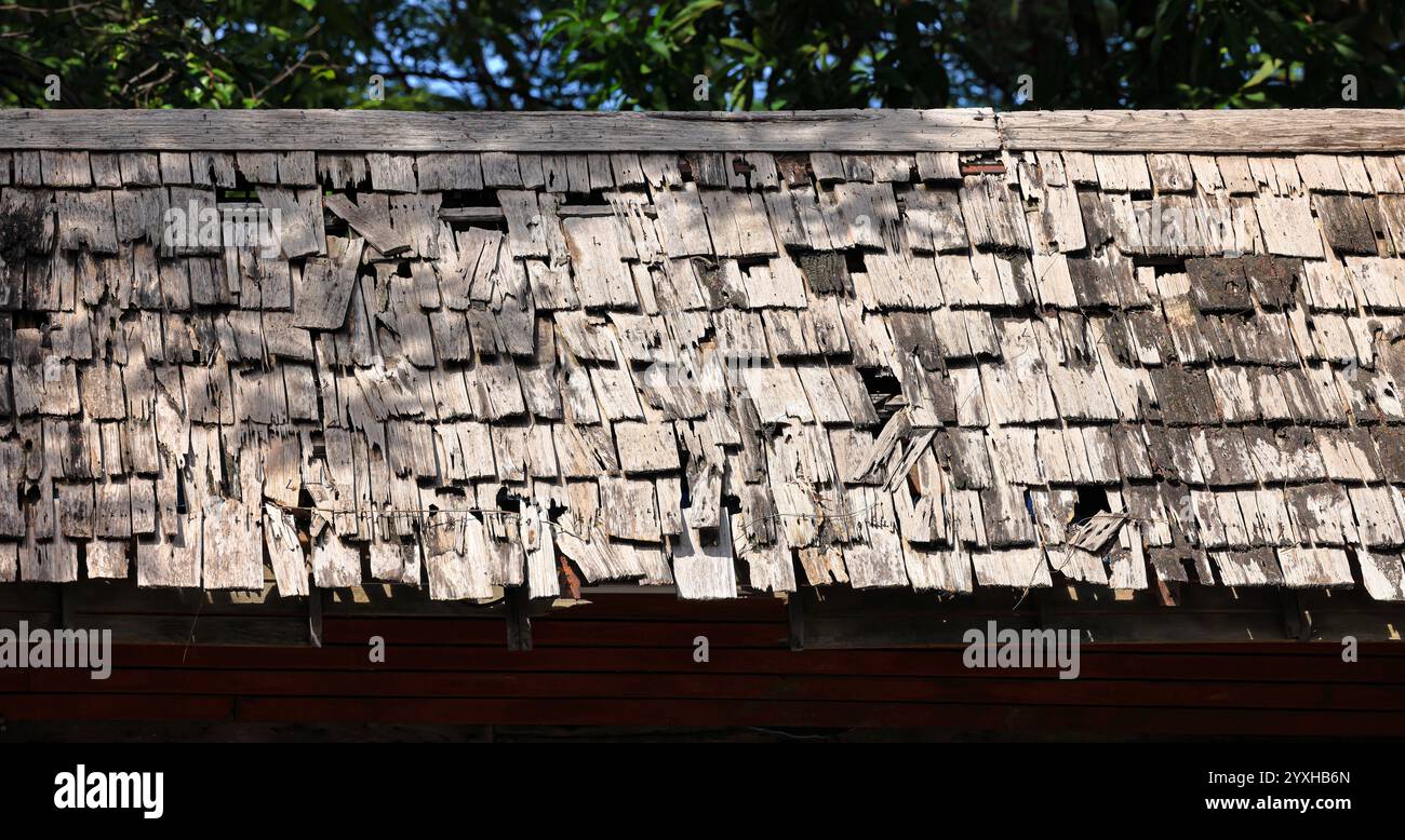 molder wood shingle roof, old cedar roofing season weather protection ...