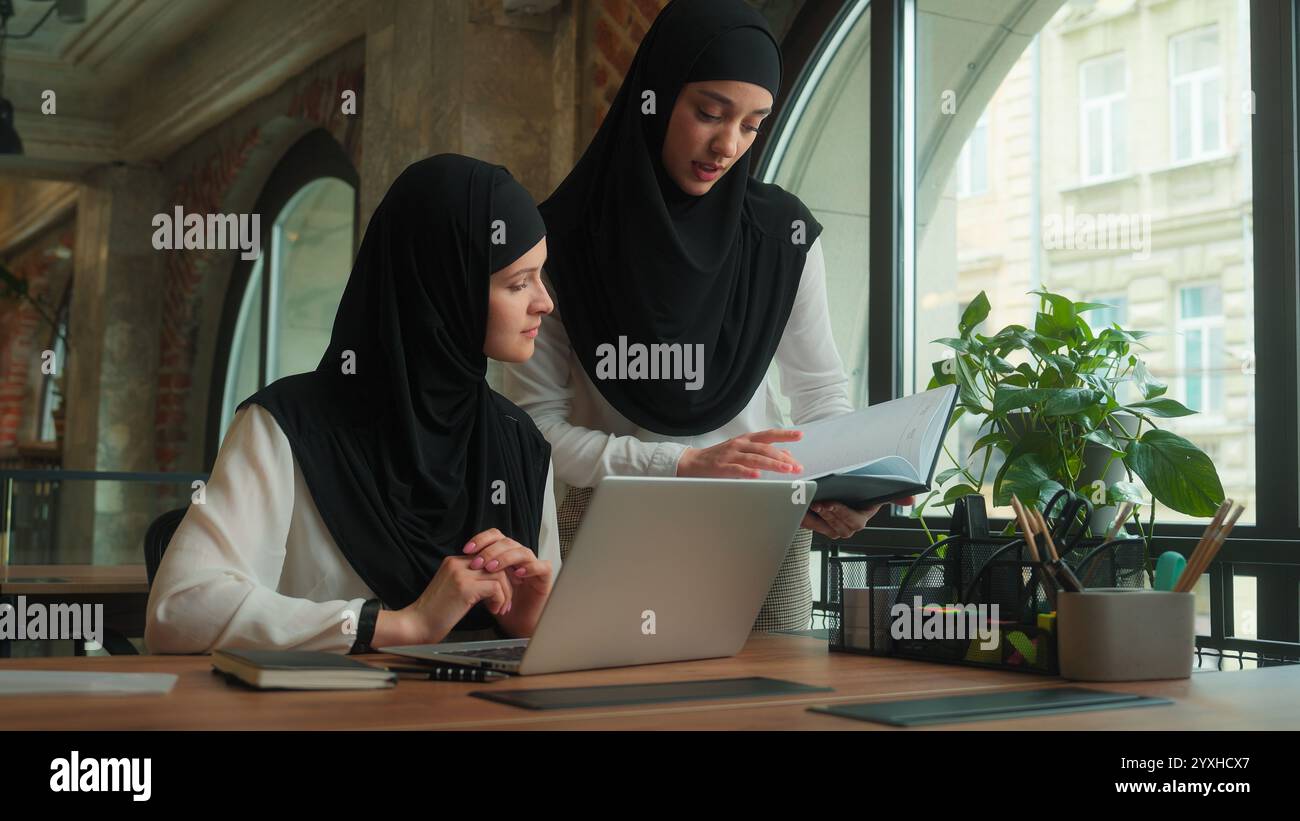 Muslim girls computer hi-res stock photography and images - Alamy