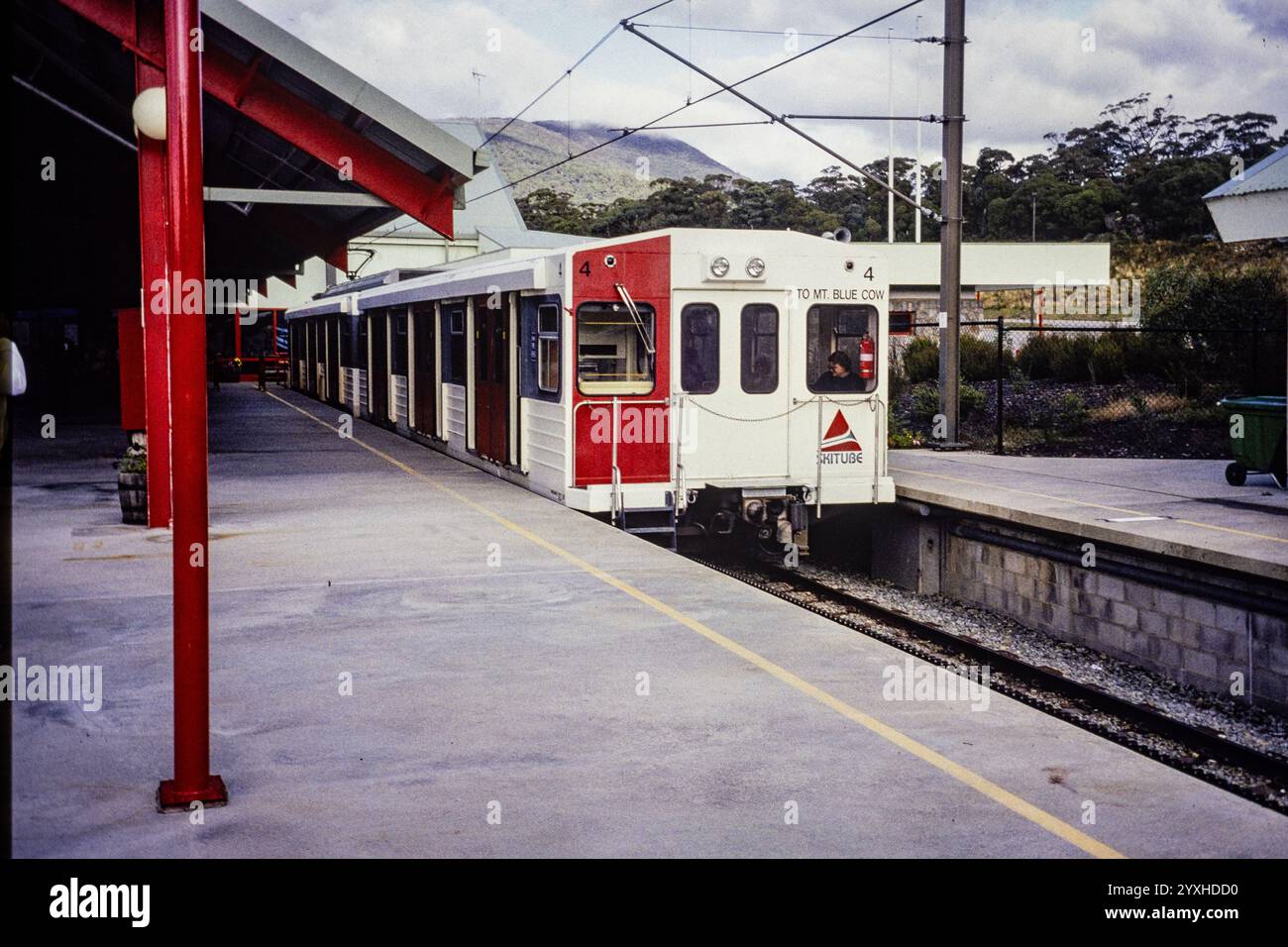 Vintage train station platform hi-res stock photography and images - Alamy