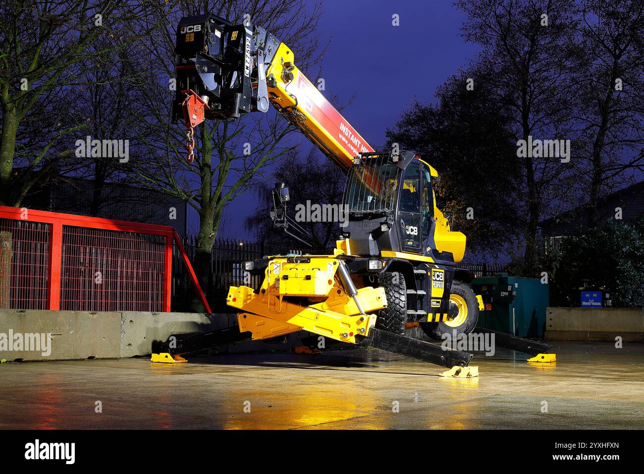 Rotating telehandler at night hi-res stock photography and images - Alamy