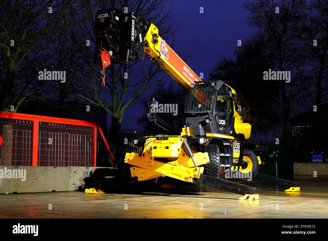 JCB 555-260 Rotating telescopichandler with outriggers and crane ...