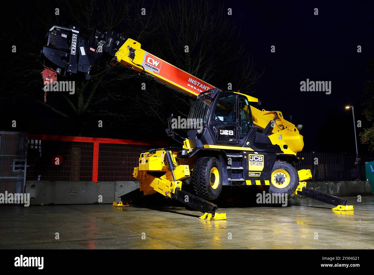 JCB 555-260 Rotating telescopichandler with outriggers and crane ...