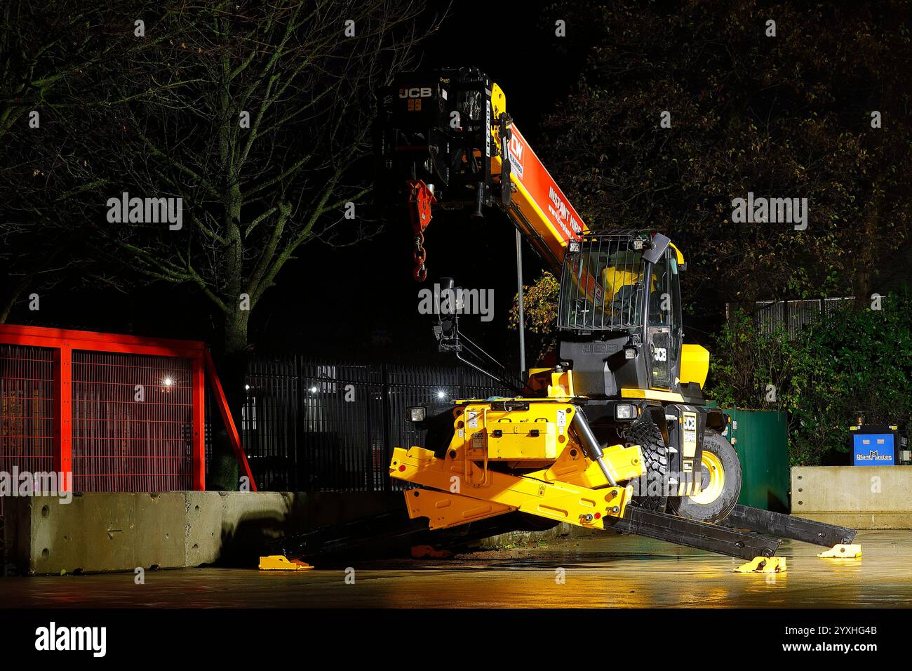 JCB 555-260 Rotating telescopichandler with outriggers and crane ...