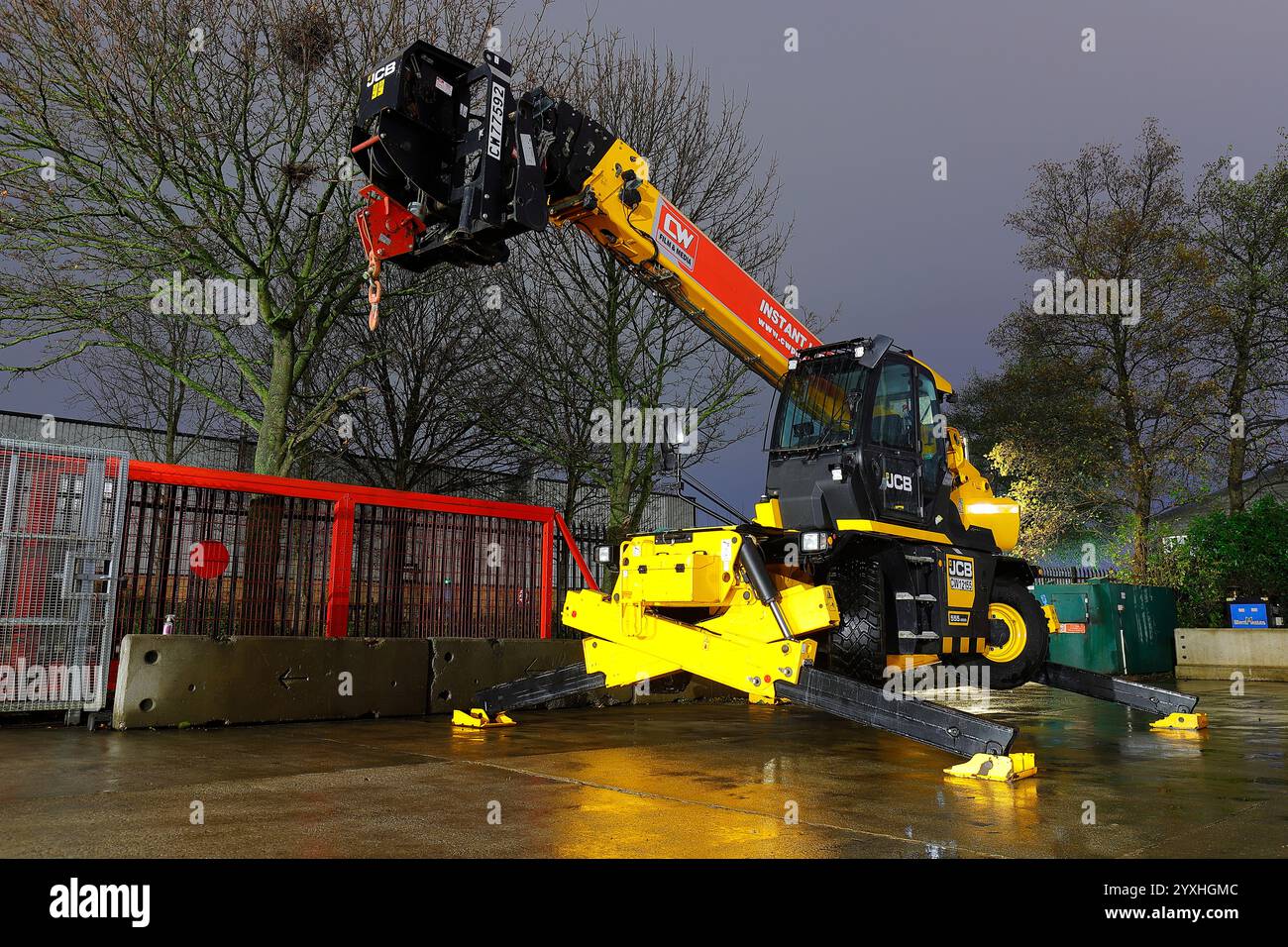 JCB 555-260 Rotating telescopichandler with outriggers and crane ...