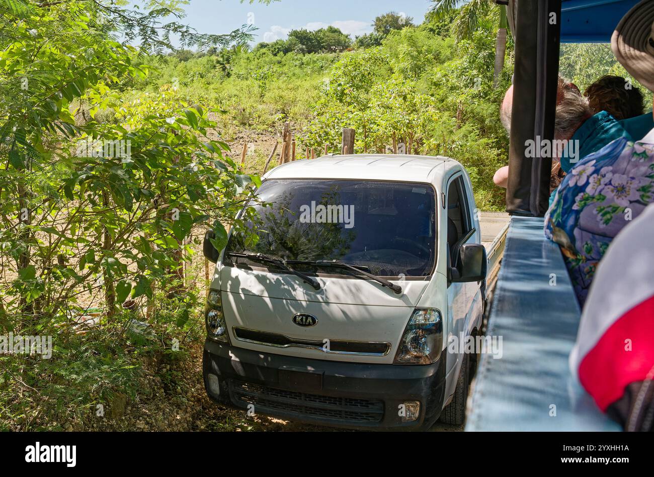 2 vehicles trying to pass, very tight space, difficult driving ...
