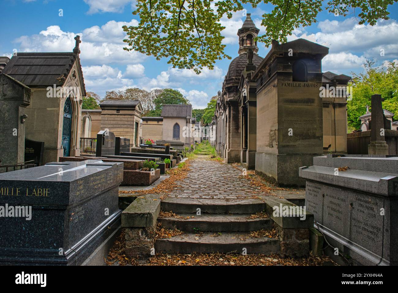 Memorials and grave sites at the Cimetiere du Pere-Lachaise - the ...