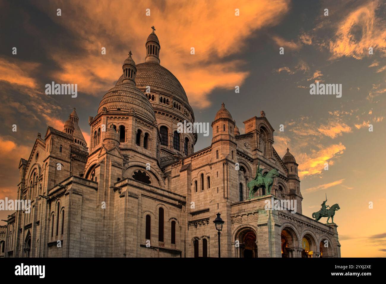The Basilique du Sacre-Coeur de Montmatre at sunset in Paris, France ...