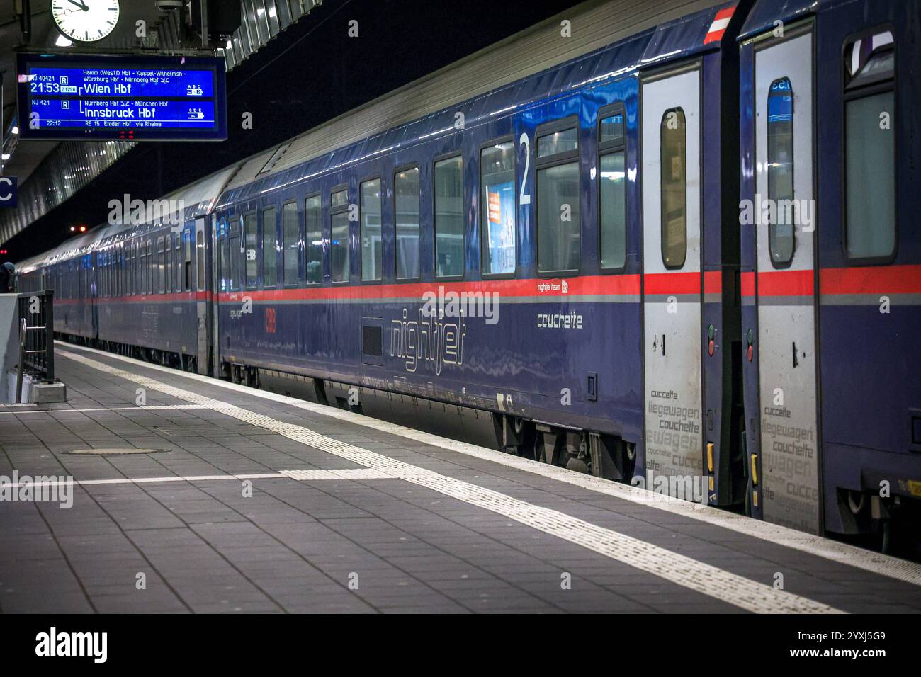 ÖBB Nightjet, Nachtreisezug von ÖBB-Personenverkehr. Auf der Fahrt von ...